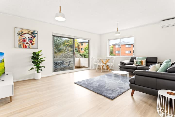 Stylish 2br Stay W/ Balcony Near Macquarie Centre - Ryde