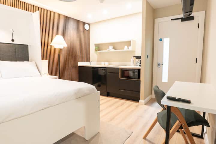 Purpose Built Central Studio | Contactless Access - ウェストポート