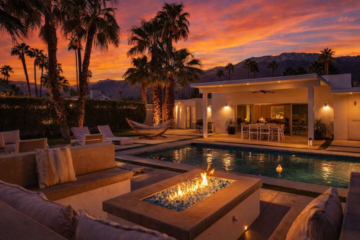 Navigate Stays Stylish Poolside Palm Retreat - Palm Springs, CA