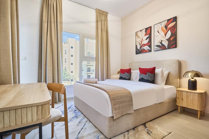 Peaceful Remraam Stay With Pool Access - Dubai