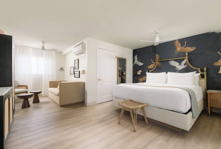 Romantic Poolside Ocean King Getaway! Pet Friendly - Santa Barbara, CA