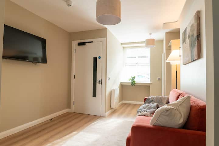 Compact Luxury Self-catering Studio | Town Centre - Westport