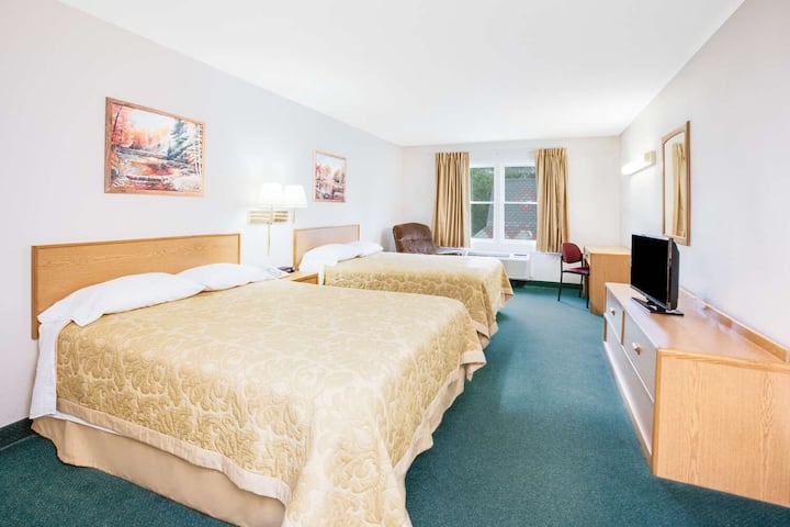 Wyndham Brooklyn Mi | 2 Queen | Fairground Fun - Brooklyn, MI