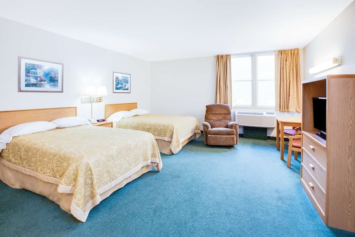 2 Queen | Wyndham Brooklyn Mi | Group Speedway - Brooklyn, MI