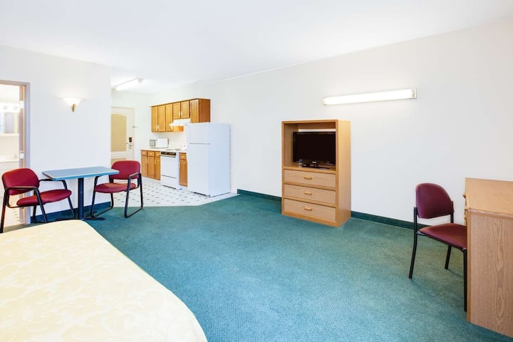 King | Wyndham Brooklyn Mi | Speedway Access - Brooklyn, MI