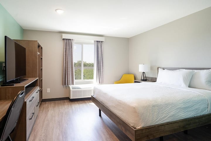 Queen | Wyndham Spartanburg | Long‑stay Comfort - Spartanburg, SC