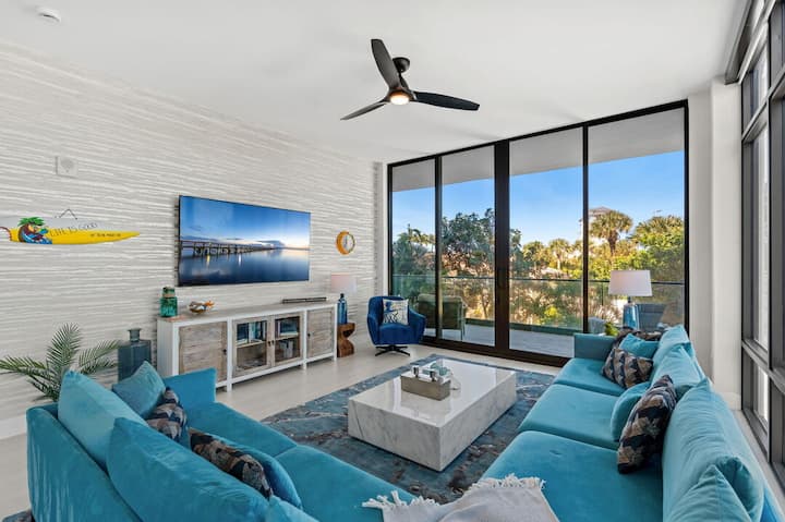 Stylish Beachfront Condo W/ Pool & Beach Access! - Melbourne