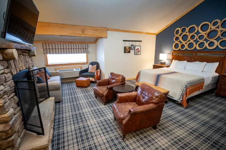 2 Modern Units Near Devils Postpile Hiking! - Mammoth Lakes, CA