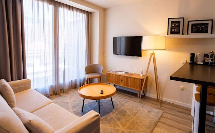Spacious Studio W/ Private Balcony Near Old Town - Bilbao