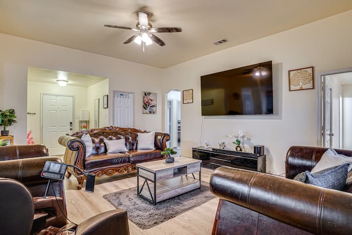 Cozy Home W/ Easy Access To Grand Prairie & Big D! - Dallas, TX