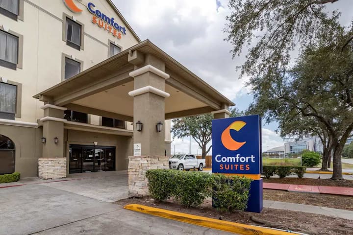 Near Texas Medical Center | Free Breakfast & Pool - Houston, TX