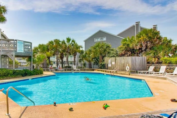Pet Friendly Townhouse Steps From Beach & Pool! - Cape San Blas, FL