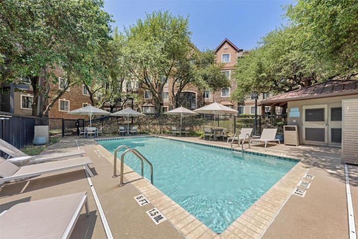 Queen Studio W/ Kitchen + Free Breakfast & Pool - Austin, TX