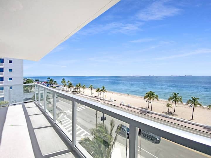 Luxury Beachfront Condo By Dream Vacation - Fort Lauderdale, FL