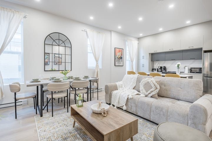 Casa Rio | Sleeps 14 | Downtown Montreal - Quebec