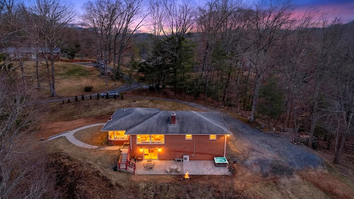Scenic Views • Hot Tub • Firepit • Ping Pong - Waynesville, NC