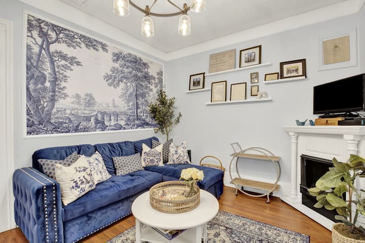 Charming Downtown Apartment | Heated Pool Access - Savannah