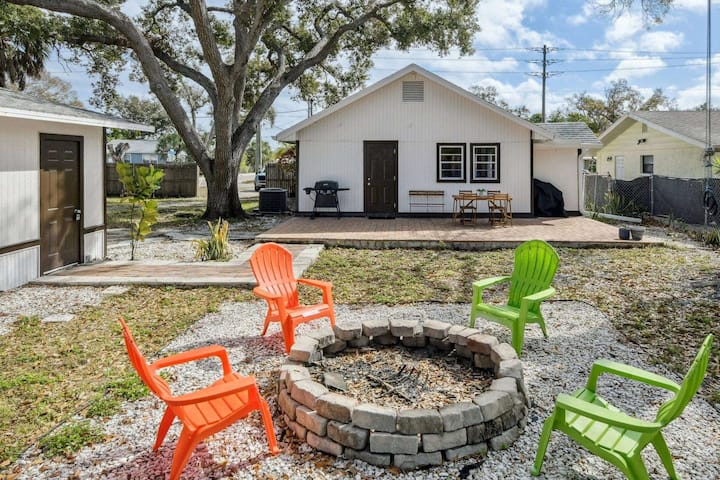 Classic Old Palmetto Retreat - Fire Pit -Walk To - Bradenton, FL