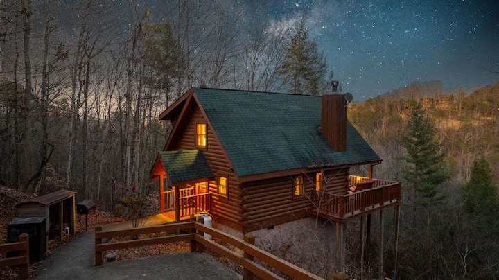 Romantic Smoky Mtn Cabin - Jacuzzi - Scenic View - Pigeon Forge, TN