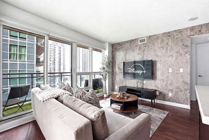 Sky-high Parklawn 2br | Light-filled City Views - Toronto