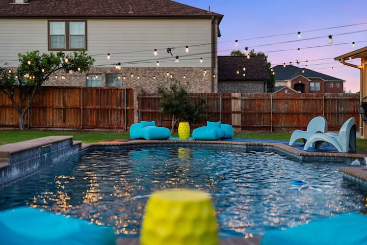 Grand 6br 3ba Pool Escape Round Rock - Round Rock, TX