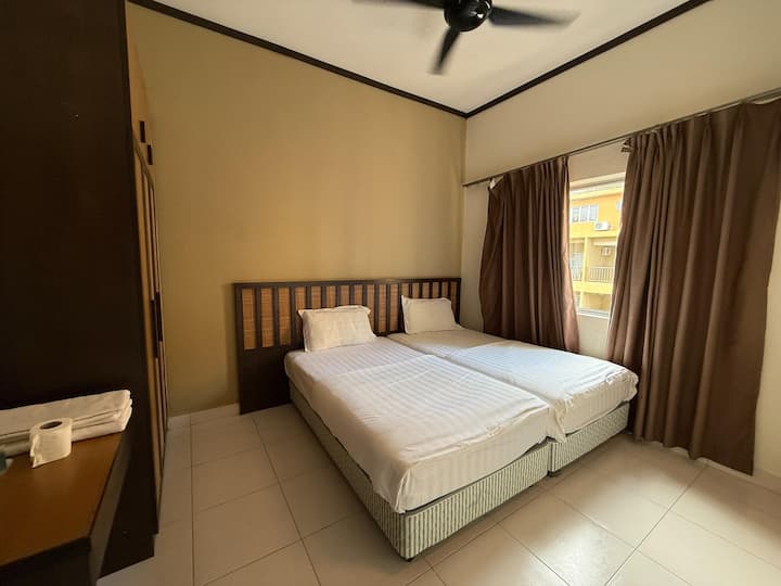 Relaxed 2-bdr Morib Getaway W/ Parking Included - Morib