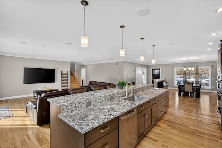 Eco-luxury Estate: Spa Bath, Ev Charger & Games! - Coventry, CT