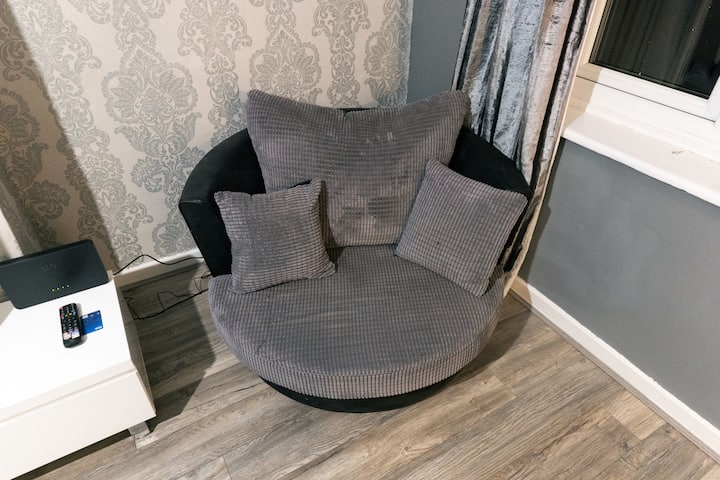 Charming 2 Bedroom Spacious Home With Big Backyard - Liverpool, UK