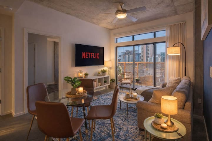 Prime Downtown Location W/ Gym, Pool, And Parking - Phoenix, AZ