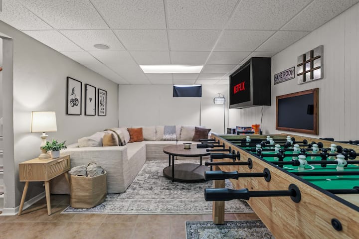 3 Min To Zoo - Game Room - Fire Pit - Pets - Yard - Milwaukee