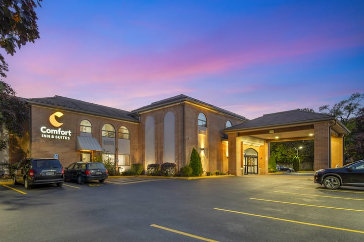 Quick Access To Chicago + Free Breakfast & Parking - Libertyville, IL