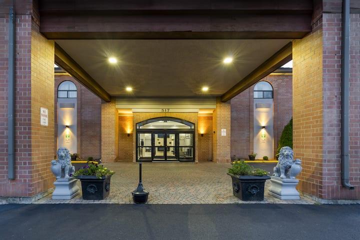 Prime Mundelein Stay + Free Breakfast & Parking - Lincolnshire, IL