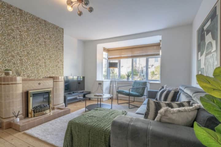 Free Parking | Central | 2 Bedroom | Sleeps 6 - Aberdeen