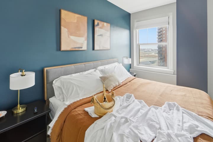 Skyline Lounge - Views, Gym, Sauna, & Free Parking - Des Moines, IA