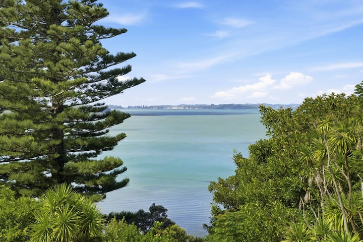 Spacious Coastal Estate With Sauna And Sea Views - Waiheke Island