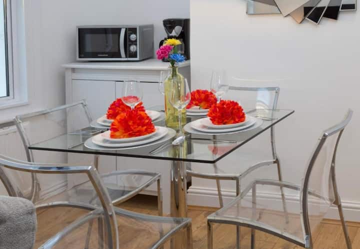 Charm-in Tower Bridge Apartment - Staffordshire University London - Digital Institute