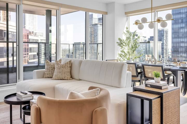 Enjoy The City Skyline View With Pool & Gym - Aurora