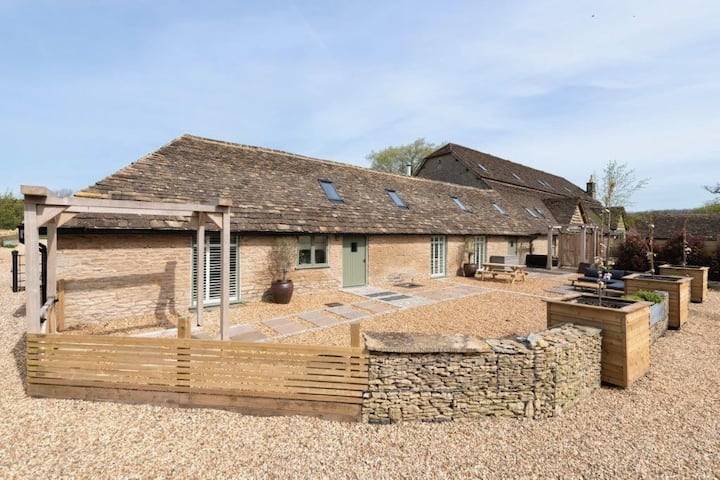 Stylish Wiltshire Barn Conversion - Castle Combe