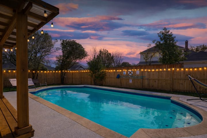5br Pool Vila | Water Volleyball | Cinema | Games - DeSoto, TX