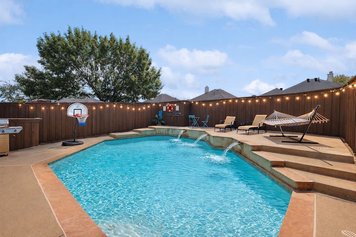Elegant 5br Retreat W/ Private Pool & Game Room - Mesquite, TX