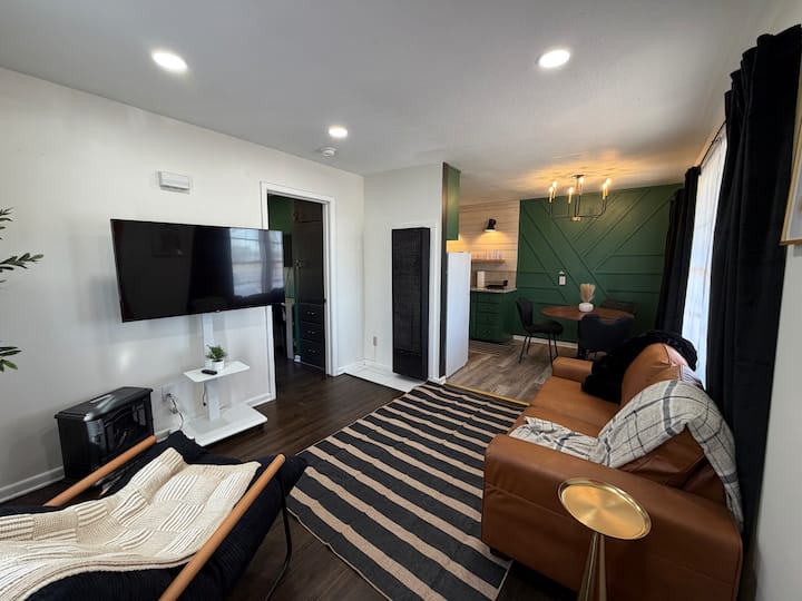 Derby Digs - Cozy King!  Near Park! - Derby, KS