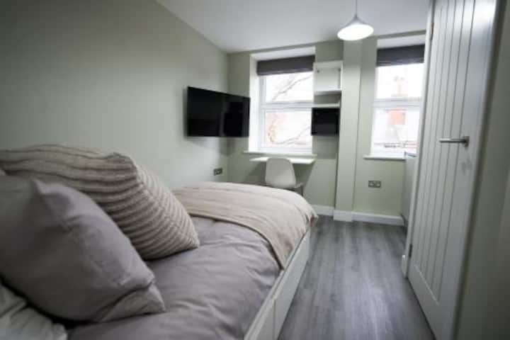 Single Bed Studio - Own Bathroom & Kitchenette - Colchester