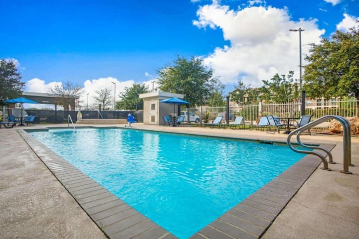 Near Metrorail | Free Breakfast & Parking + Pool - Cedar Park, TX