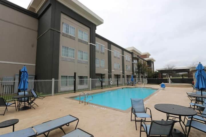 Easy Austin Access | Pool. Free Breakfast. Parking - Cedar Park, TX