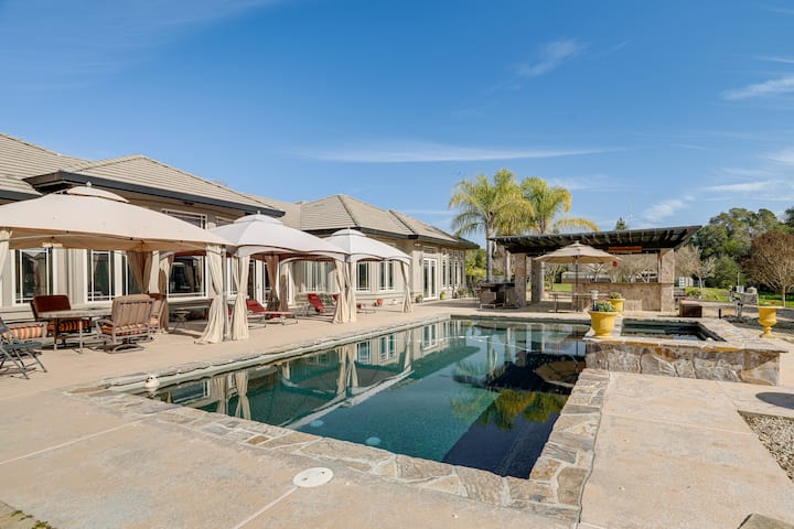 Pool, Peacocks & Views! Lavish Retreat In Gilroy - Gilroy, CA