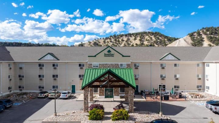 Near Airport | Free Breakfast & Parking + Kitchen - Eagle, CO