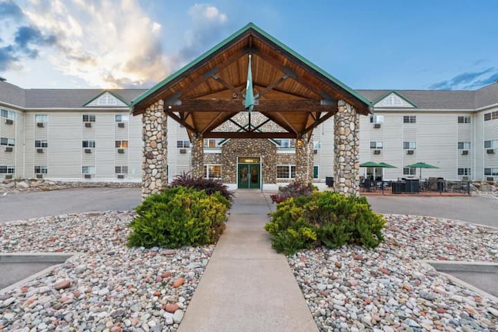 Near Vail | Full Kitchen, Free Breakfast + Parking - Eagle, CO
