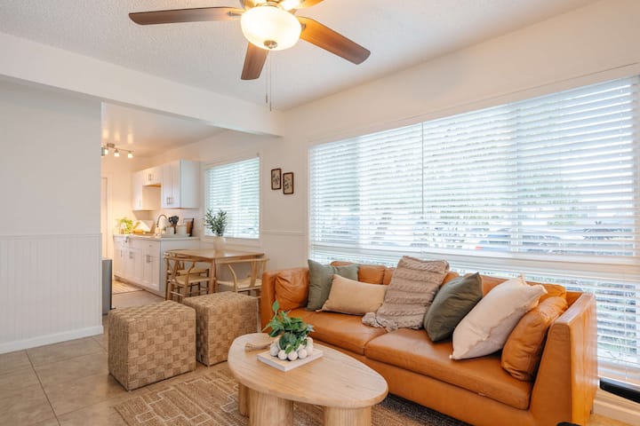 Bright Coastal 2br Retreat | Walkable + Parking - San Diego, CA