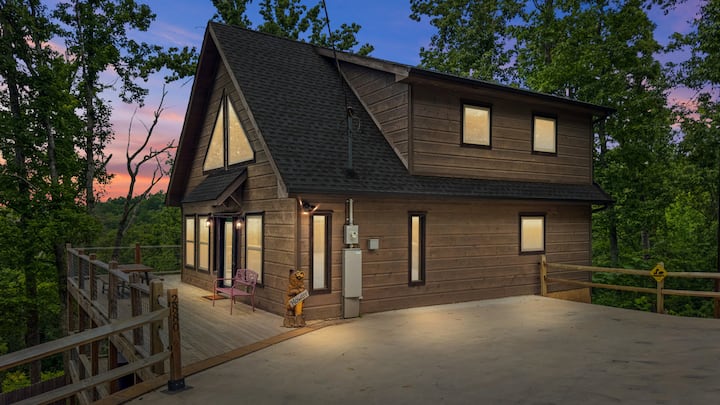 Mountain Majesty: Views, Hot Tub, Games, Theater! - Pigeon Forge, TN