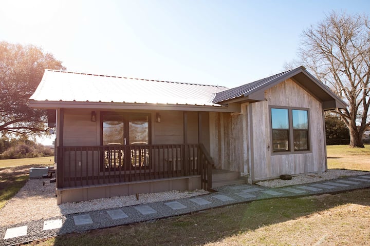New | 2br + Firepit | Minutes To Town + Shops - Round Top, TX